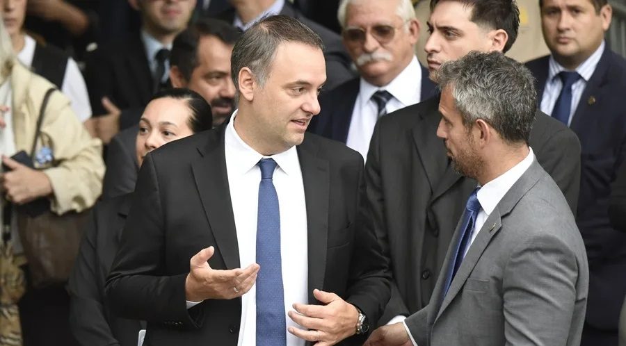 En Argentina, el Caso Adorni divide al oficialismo - Radio Carve 850 ...